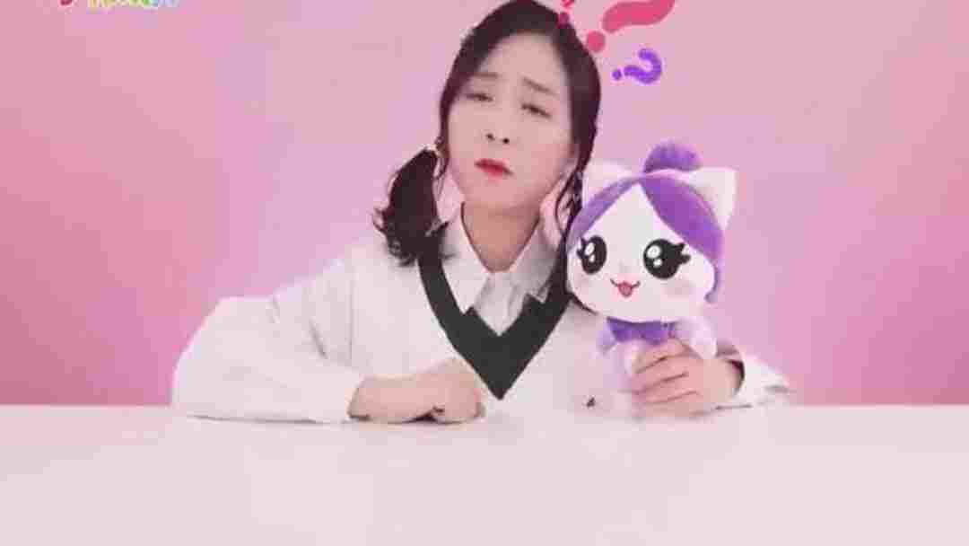 小伶玩具:小葩要画出漂亮的摩羯座娃娃了,一笔一划画的很是精致