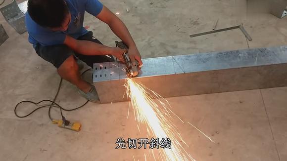 300×150桥架90°下坡弯现场制作视频记录