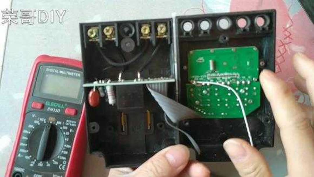 大卸8块拆解微电脑时控开关,瞧瞧内部构造。