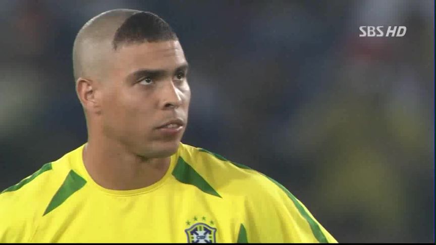 2002年世界杯决赛:巴西vs德国,罗纳尔多梅开二度,击败卡恩