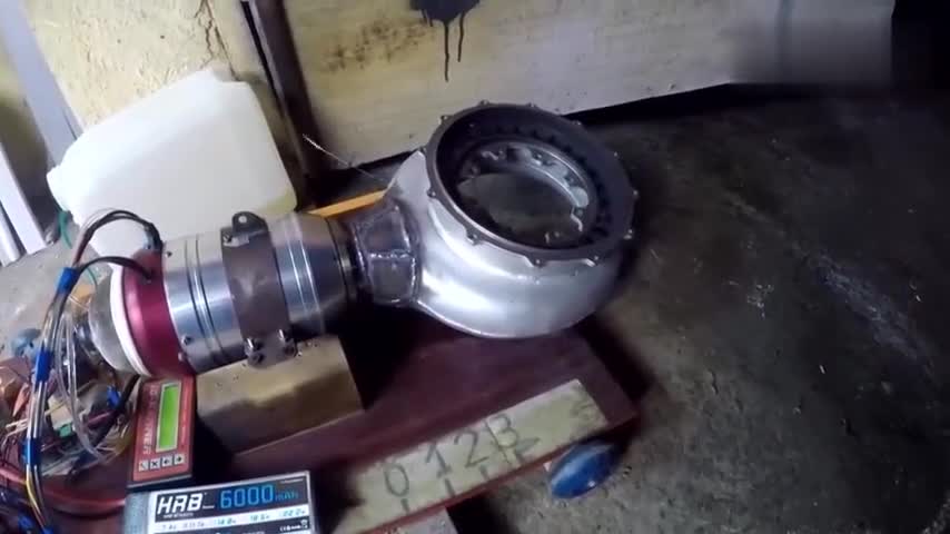 外国小伙给喷气发动机加了个涡轮增压装置,测试后效果真是棒