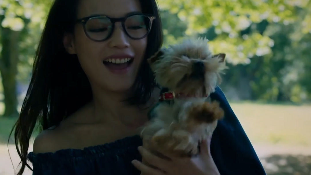 富豪出门遛狗还有保镖,有钱人的快乐,你真的想不到