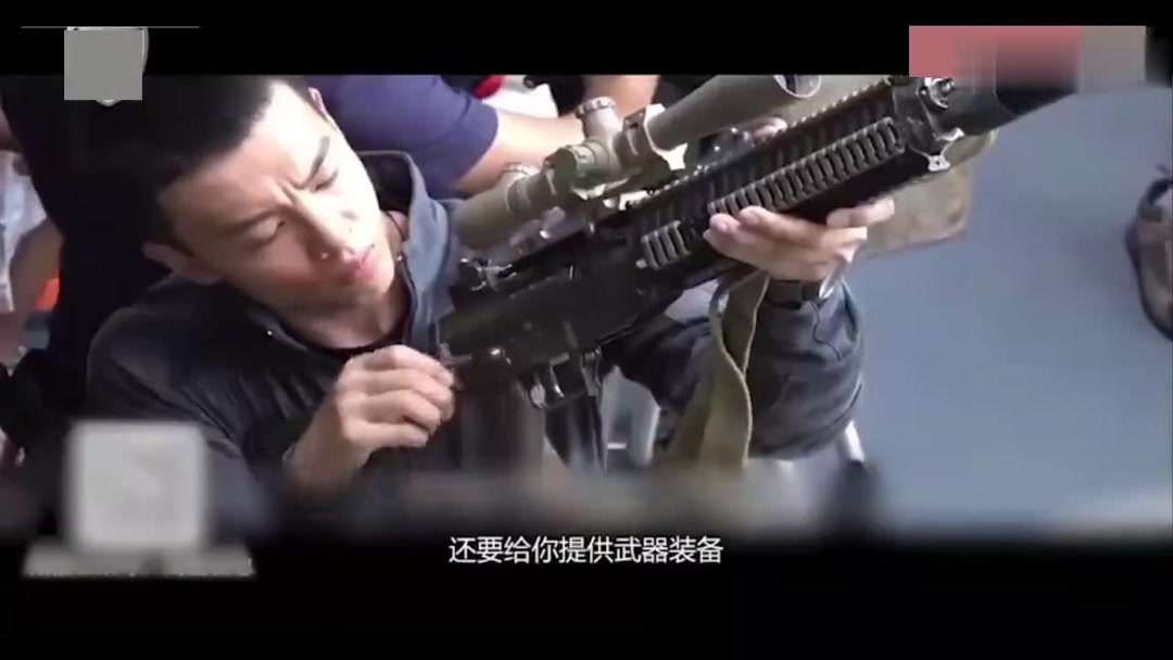 《红海行动》幕后花絮,好多武器都是真枪实弹的装备,最强国产片