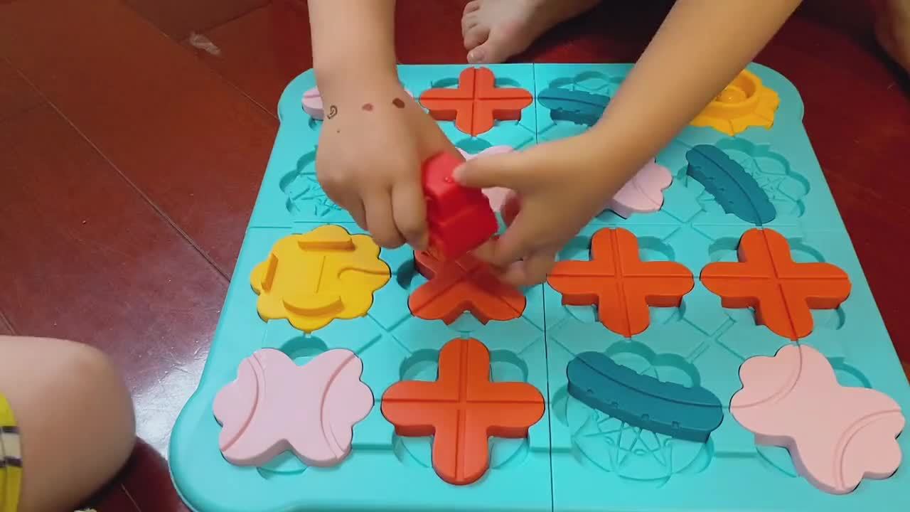 这款轨道小车也太好玩了吧!自己设计路线自己铺路,小车跟着走终点,可以很好的锻炼小朋友逻辑思维能力和动手能力