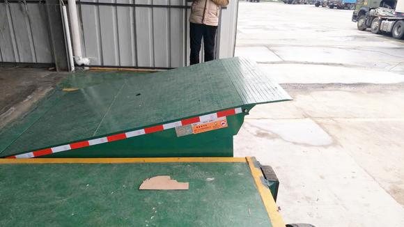 广东浩翔固定式登车桥安装现场,看完你就知道了!