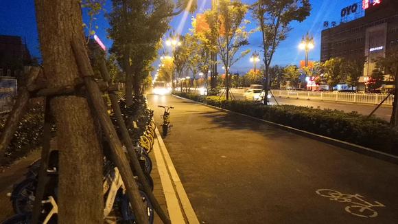 这么晚了洒水车还在作业,厉害了!