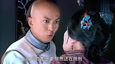 新还珠格格:尔康看到受刑的紫薇,顿时气急败坏,拿起竹签扎容嬷嬷