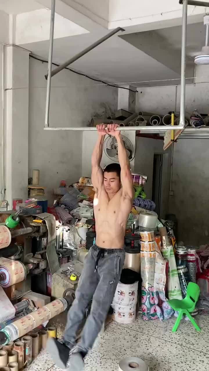 小哥自制健身器材,坚持锻炼成健身达人