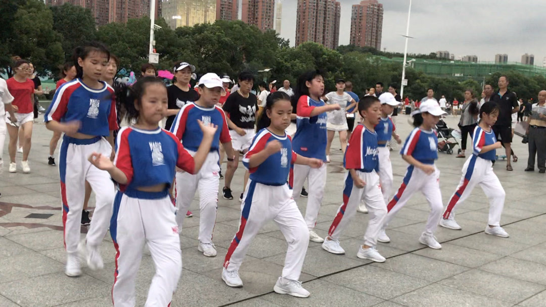 小学生鬼步舞基本步,十几个小孩一起跳,零基础的快跟着学吧!