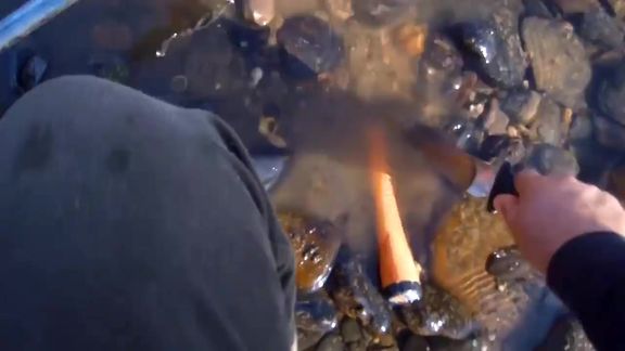 47分钟寻宝 用金属探测器真的能在河边找到宝贝吗?