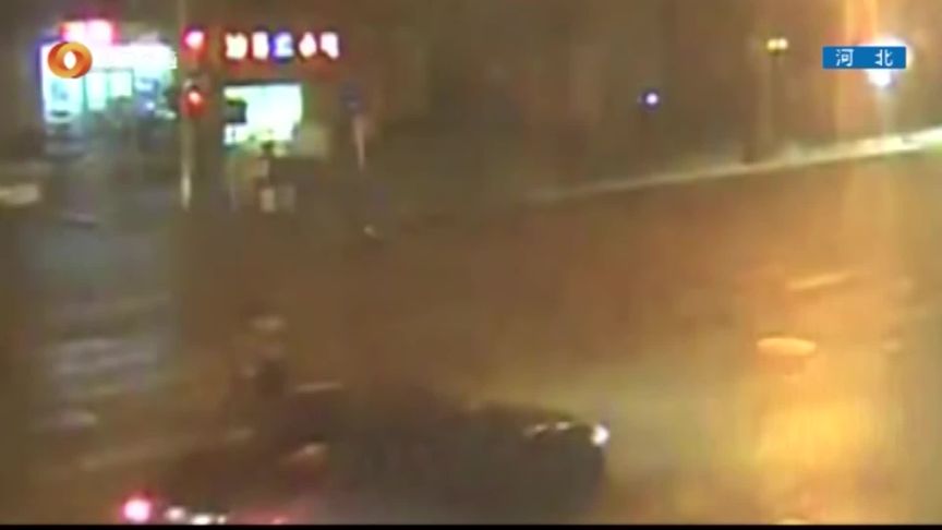 小轿车撞到自行车的一个瞬间变化,交警慧眼发现真相!