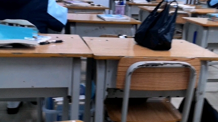 谁的学校还用这种桌子。