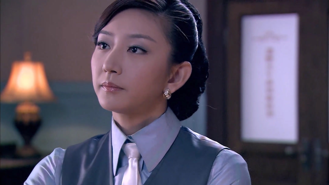 美女侦探大胆求证,结果和探长意见不合,探长的顽固让人无奈!