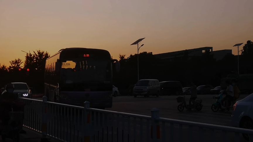 #宇通 -龙湖员工通勤车,配车宇通纯电动三轴,还是三轴更耐看