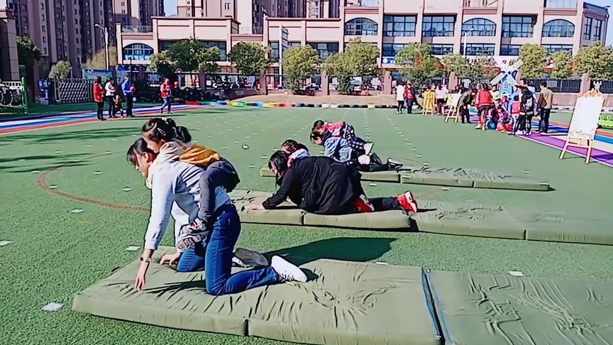 参加闺女学校的亲子活动,家长们为了拿到奖都拼尽全力!