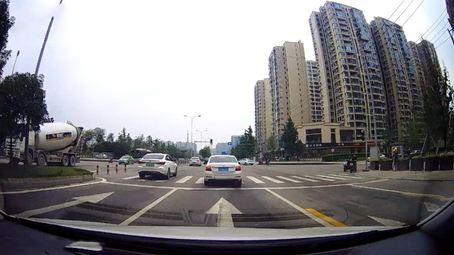 养成这个开车好习惯,能有效避免追尾事故的发生!