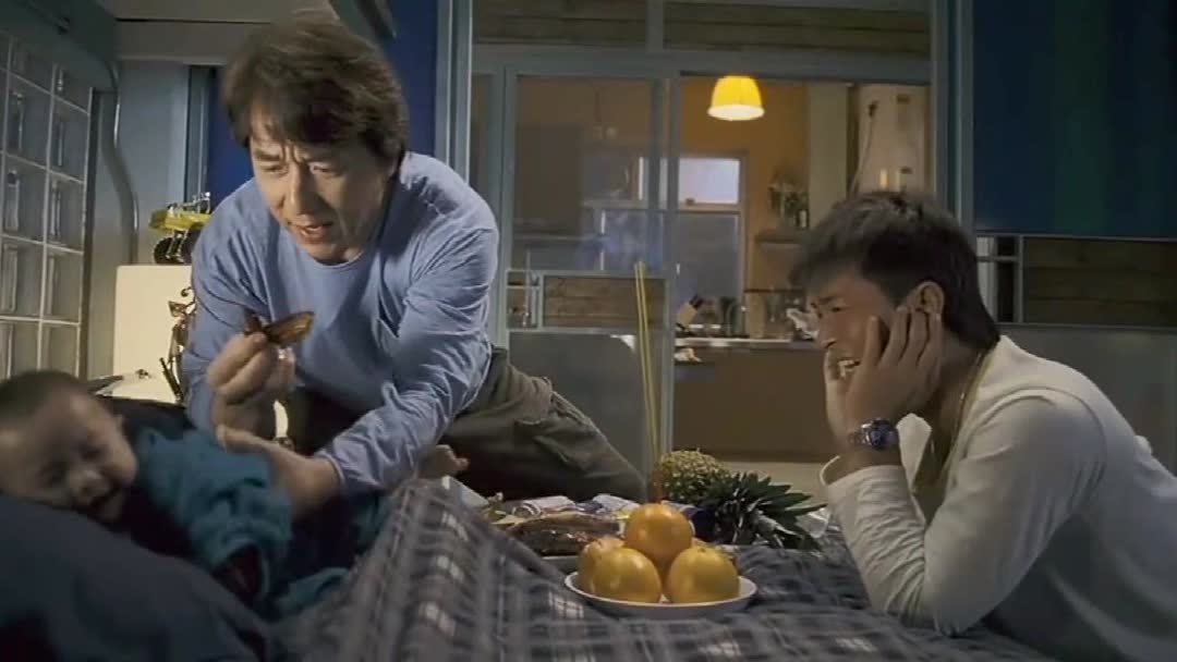 宝贝计划:两个大男人,为了让孩子不哭竟然给他上贡品,跪着拜他