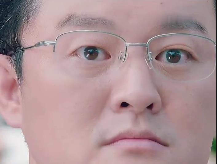 当个教导主任容易吗?整个搞得跟间谍一样