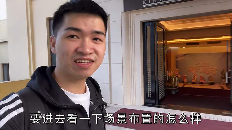 小伙运气爆棚的一天,参加公司年会,中了6900元手机大奖!