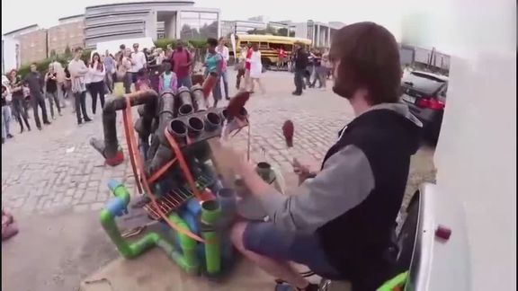 老外用水管,都能打出一首音乐出来!