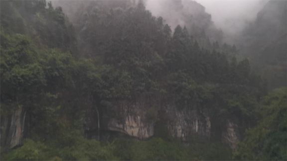 湖南张家界天门山,浓雾中,观光索道电梯来来回回,坐二十多道