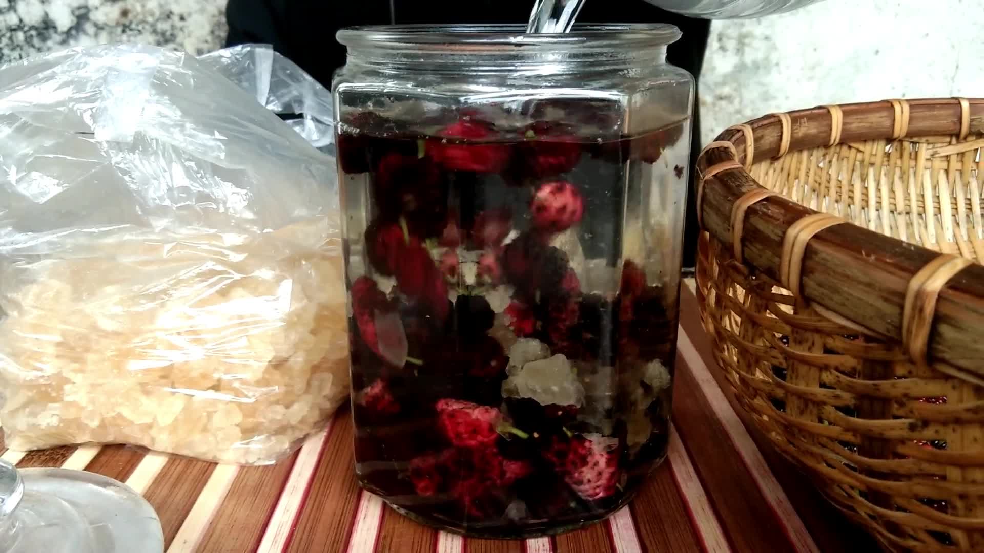 桑葚酒这样泡超好喝,简单易学,夏季喝冰镇冬季喝暖身,很过瘾