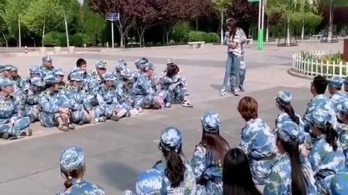 不会点才艺都不敢来军训了,学生和老师表演舞蹈嗨翻全场,男生反应很...