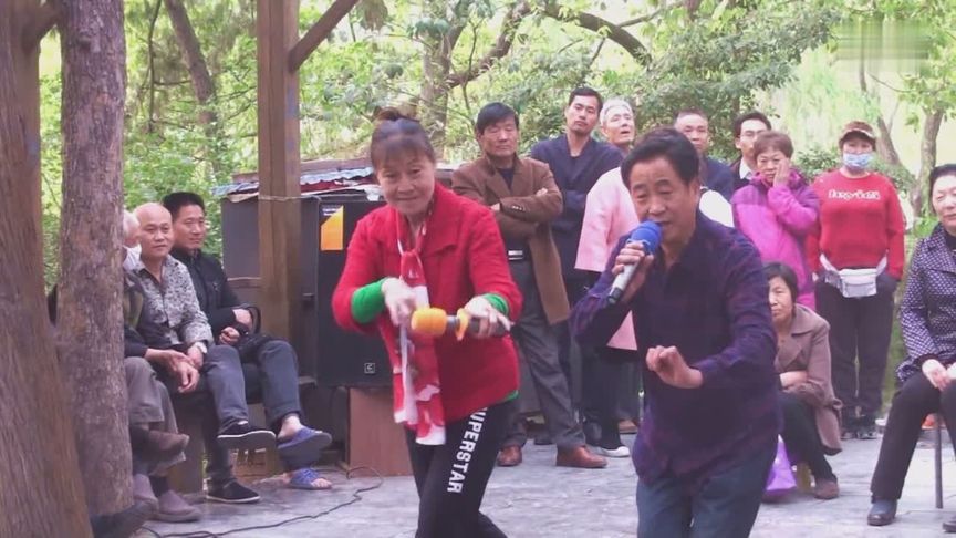 公园戏迷大哥反串演唱曲剧游花园选段,唱的太好了