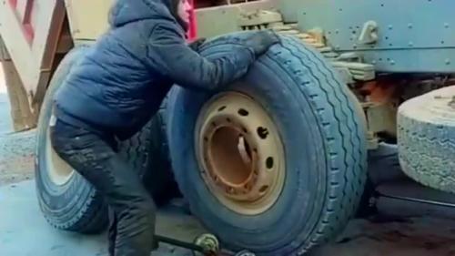 大货车换轮胎,换的真费劲
