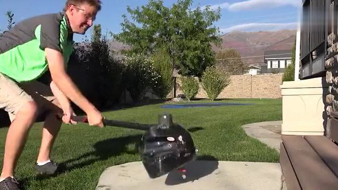 F1赛车撞车后,车手的生存几率有多高,看下这个头盔