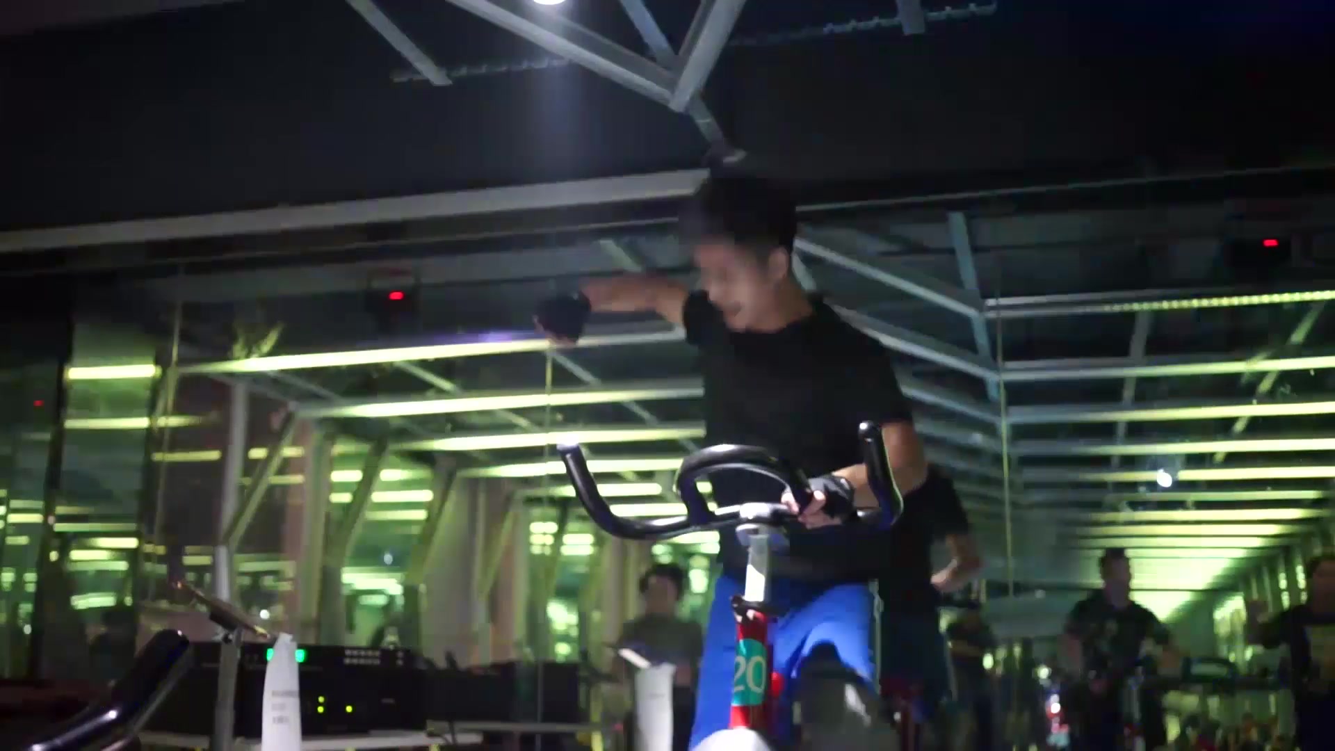 动感单车视频 外文女声电音go 随机评论抽song