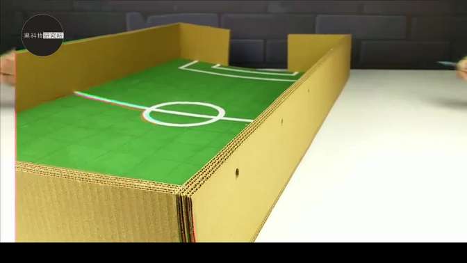 手工达人用硬纸板制作的桌上足球游戏机,这样你还想花钱买吗