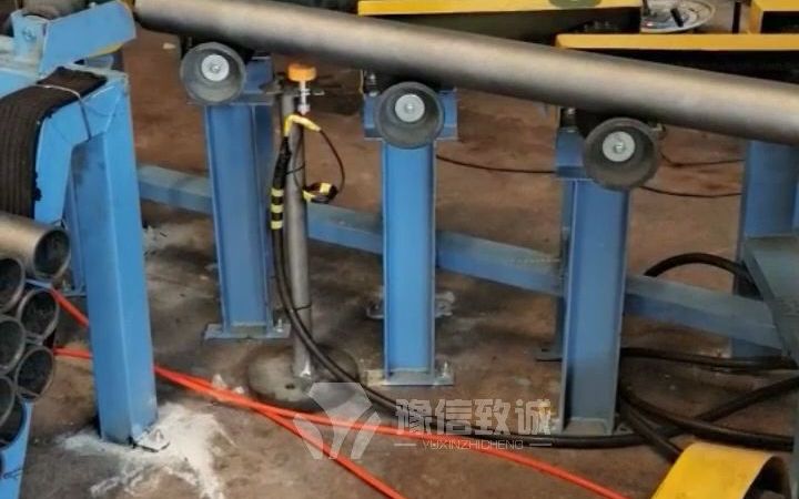 通过式钢管外壁抛丸机工作视频