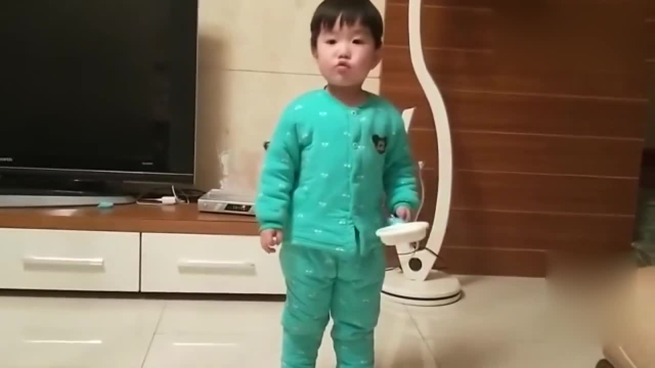 3岁小宝宝朗诵西游记儿歌,充满了童趣味道,最后的动作好可爱