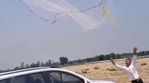 大哥展示史诗般的撒网技术,这操作农村大爷都做不到