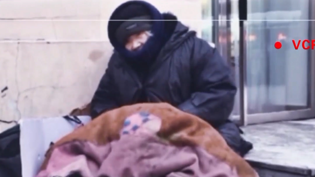 9旬老太被迫上街乞讨,整个人都快冻僵了,真相难以置信