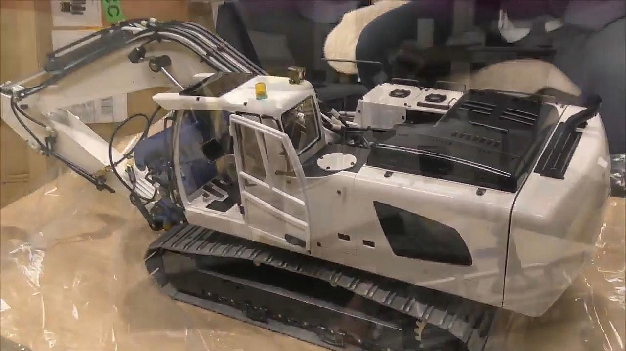 RC挖掘机模型,室内拆封展示,这外形太逼真了