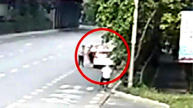 男子横穿马路被撞飞当场身亡 肇事司机弃车逃逸画面曝光
