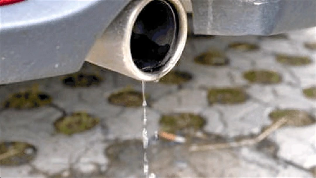 汽车排气管“滴水”到底正不正常?老司机一次全讲清楚,新手必看