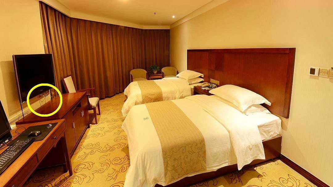 入住酒店时,为什么要拔掉电视机的插头?不懂的人很容易吃亏