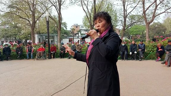 牡丹公园里,洛阳75岁闫菊花演唱曲剧《李豁子离婚》