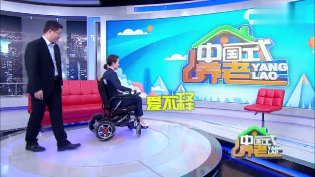 中国式养老:老年人必备神器“电动轮椅”,操作起来太简单了