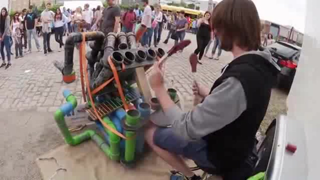 街头艺人用废弃水管打出架子鼓般劲爆音乐