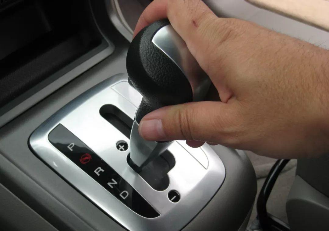 新车挂前进挡走 挂倒挡不走是怎么回事?