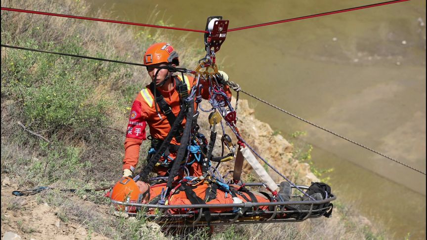 #森林防火dou行动 #消防员 #人民安全守护者 绳索上的舞者