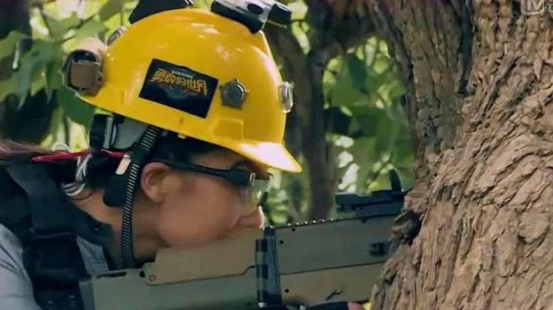 这个真人cs战术玩的很强大,杜江队伍将杨迪给围在了玉米地