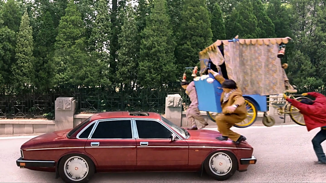 惊险一幕,东北倒骑驴飞跃汽车车顶,险酿惊人惨祸