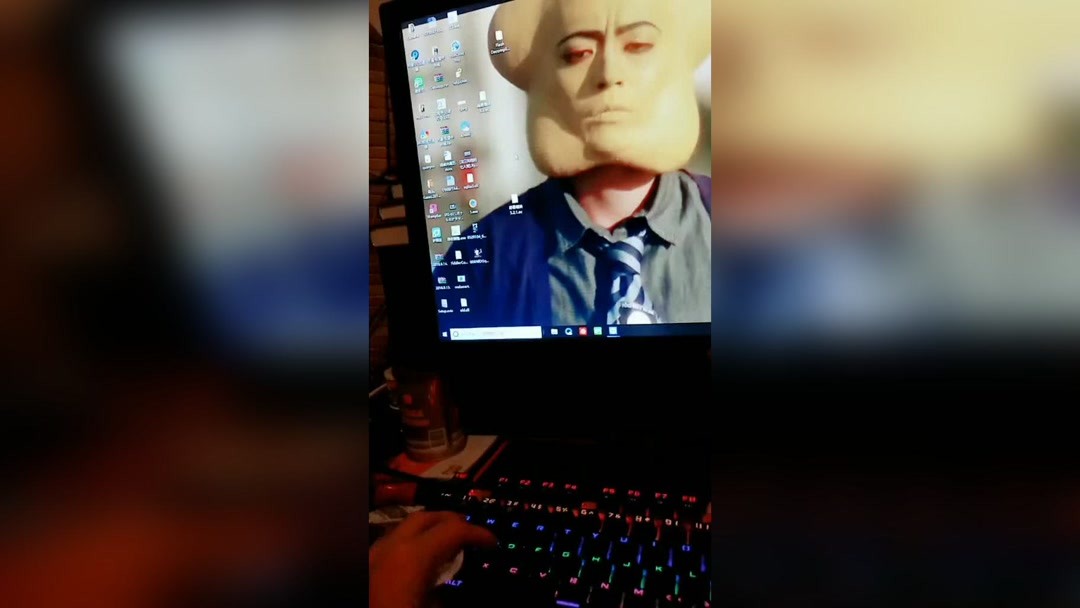 按win+r输入cmd,按alt+回车全屏,输入colora按回输入dirs