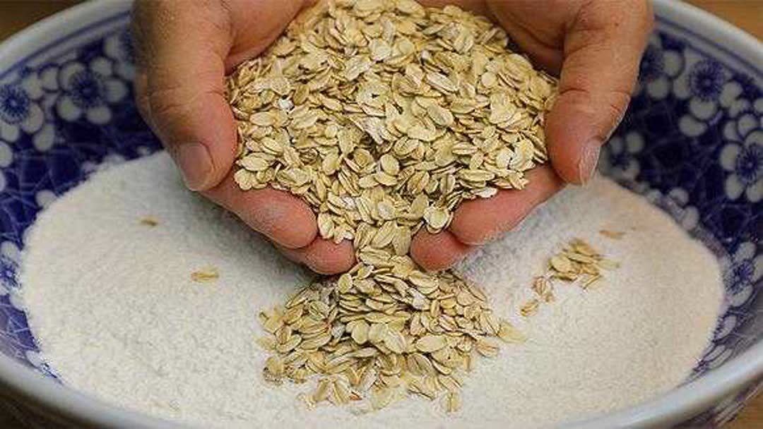 把燕麦放进面粉里,教你做营养好吃的美食,出锅比油条还香,解馋