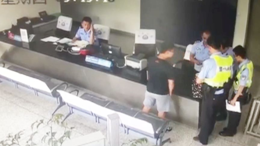 小伙下楼取快递捡到28万现金 赶紧打电话让老婆报警!